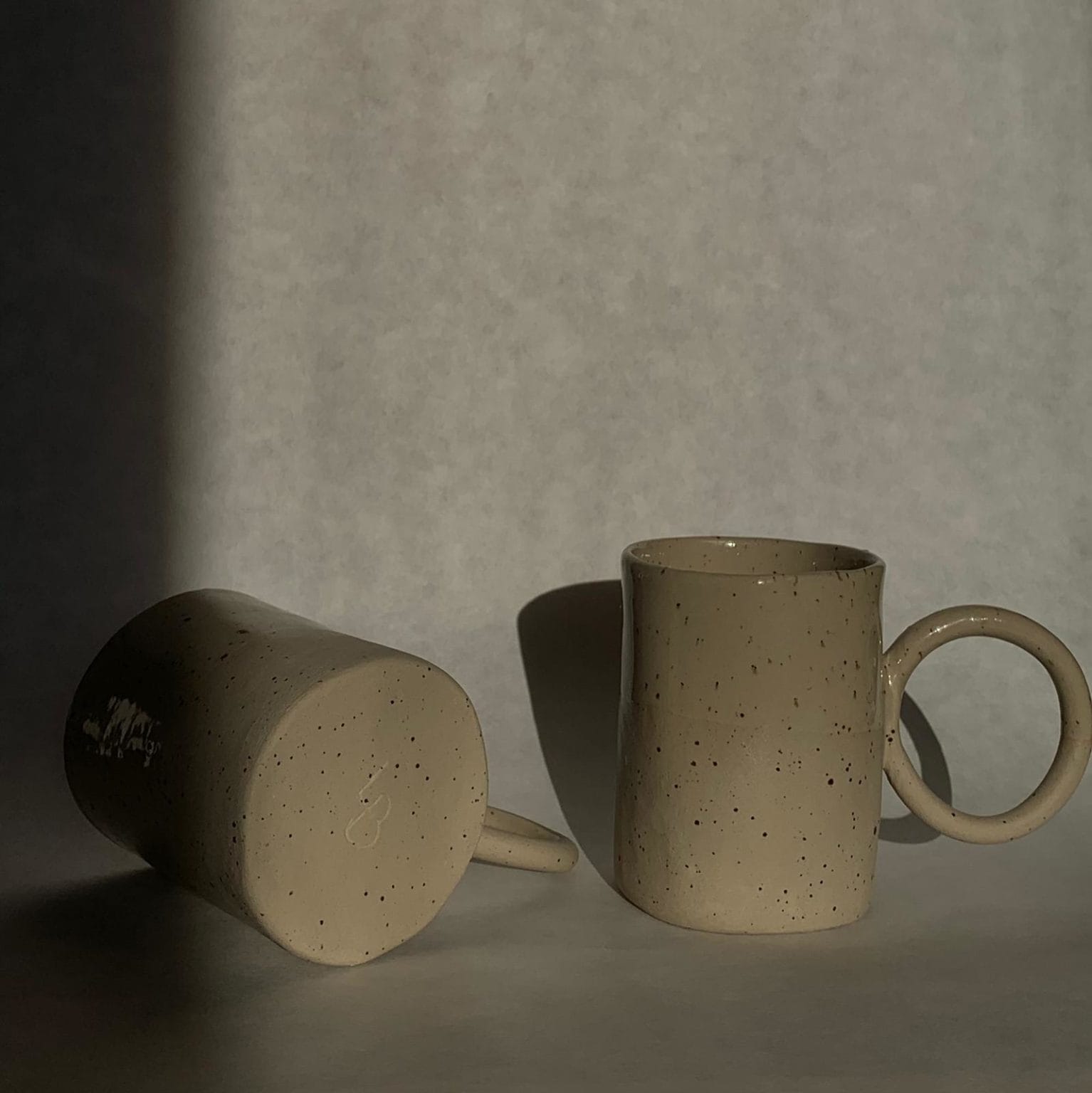 Grande Tasse anse ronde grès pyrité | Comptoir des Infusées